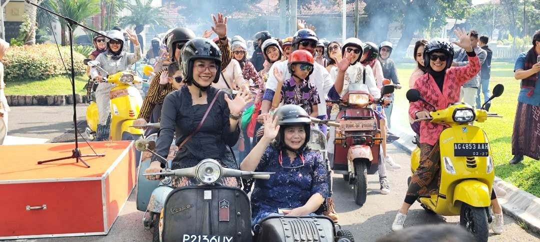 Momentum Hari Kartini, Emak Emak Pemkot Kediri Naik Vespa Berkebaya – Media Ciber