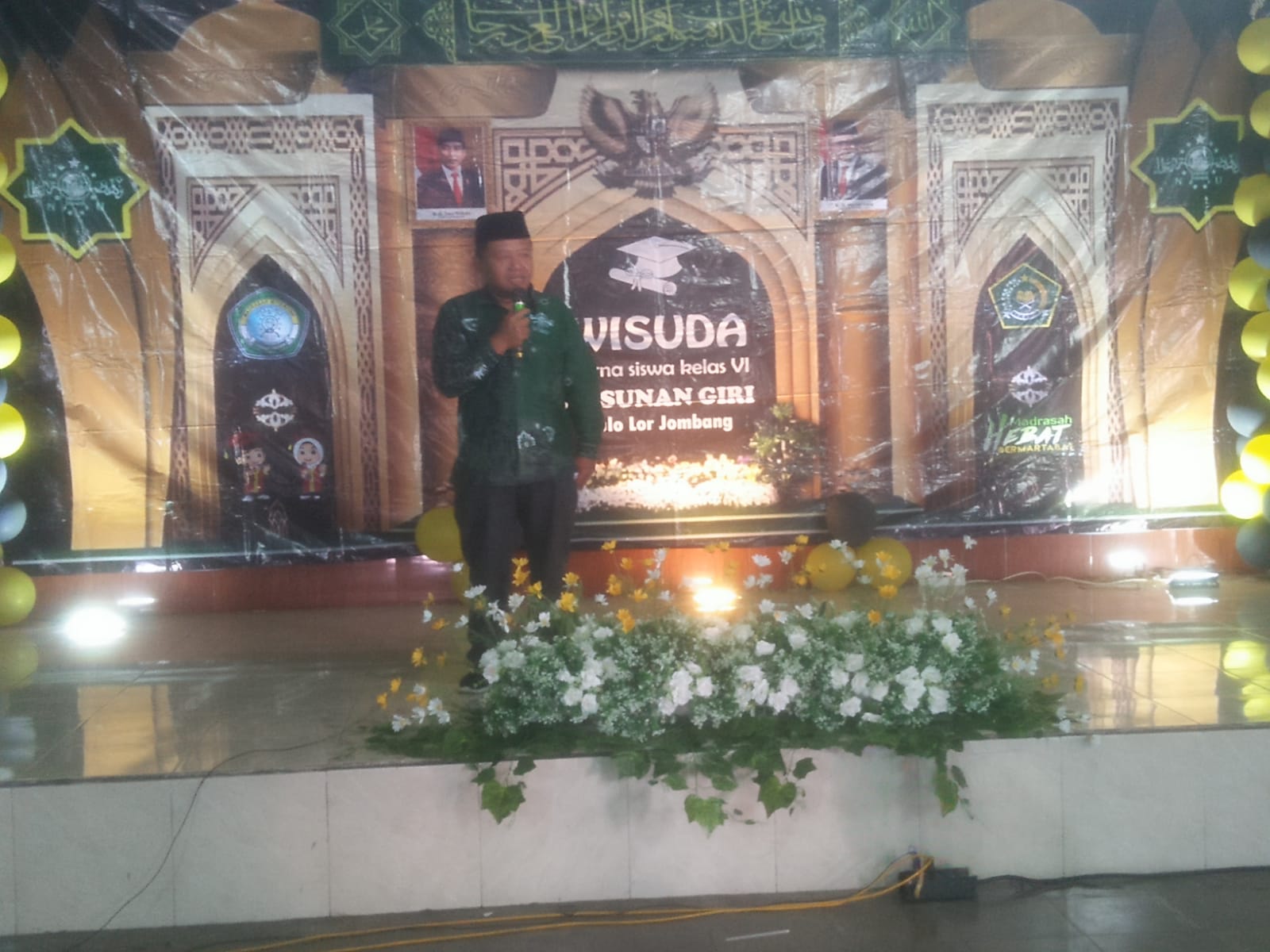 Gelar Wisuda Purna Siswa Kelas VI MI Sunan Giri Pulo lor bertempat di ...